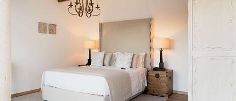 Quarto casal luxo | Camas com colchões pillow-top, frigobar, cofres nos quartos