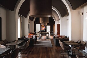 Com espaço para refeições ao ar livre, serve jantares 