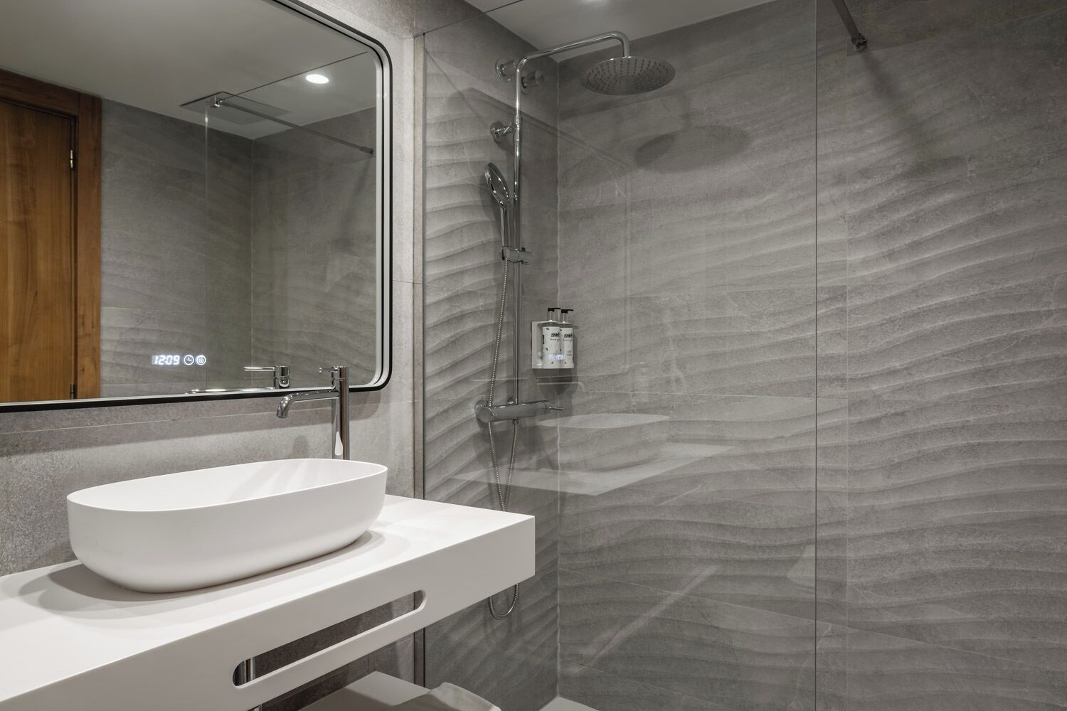 Quarto casal conforto | Banheiro | Chuveiro/banheira combinados, produtos de toalete grátis
