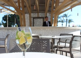 5 bares/lounges, um bar junto à piscina 