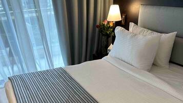 Minibar, cofre no quarto, secretária, quartos insonorizados