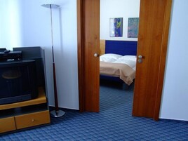 Minibar, secretária, ferro/tábua de engomar 