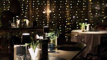 Serviço de café da manhã, almoço, jantar; restaurante ao ar livre