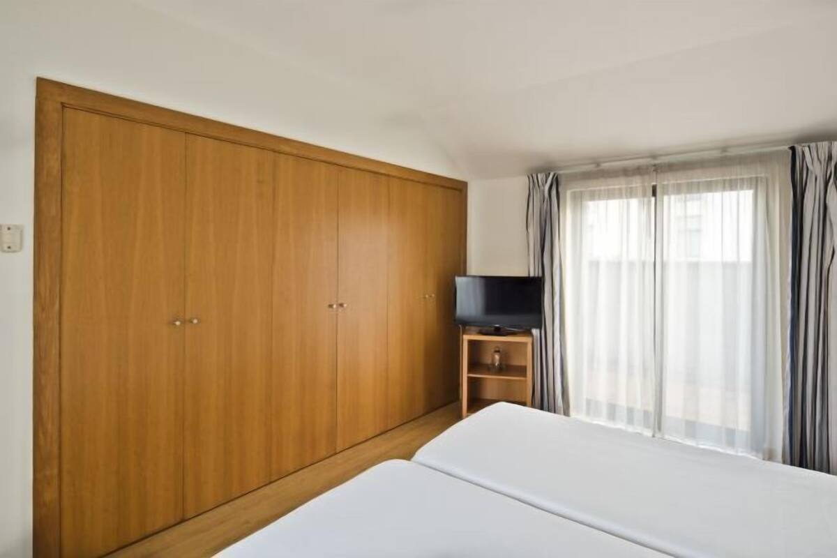 Frigobar, cofres nos quartos, escrivaninha