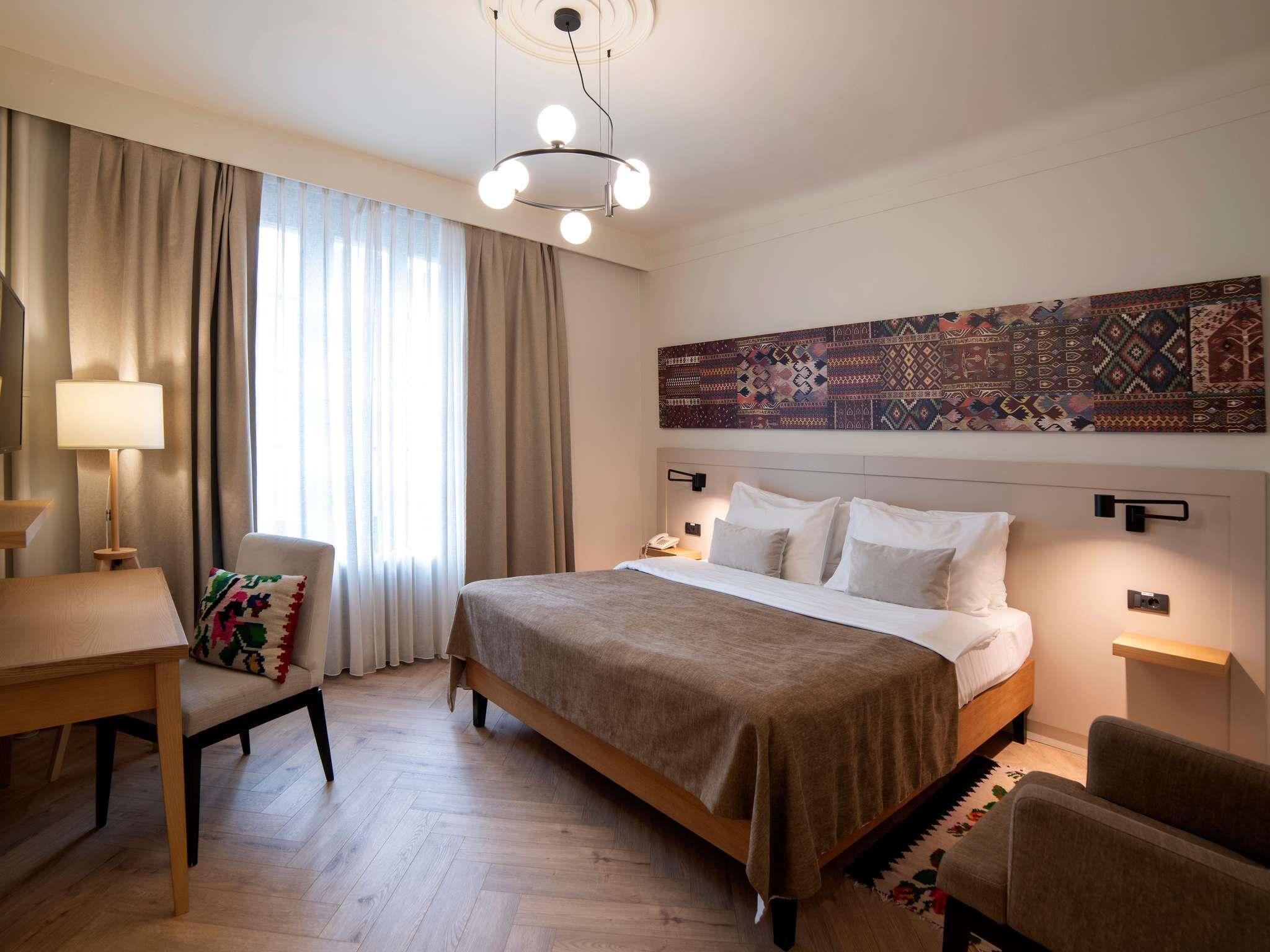 Quarto superior, 1 cama de casal | Cofres nos quartos, escrivaninha, espaço de trabalho para notebook