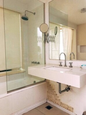 Quarto Duplo Standard | Casa de banho | Artigos de higiene pessoal grátis, um secador de cabelo, um bidé 