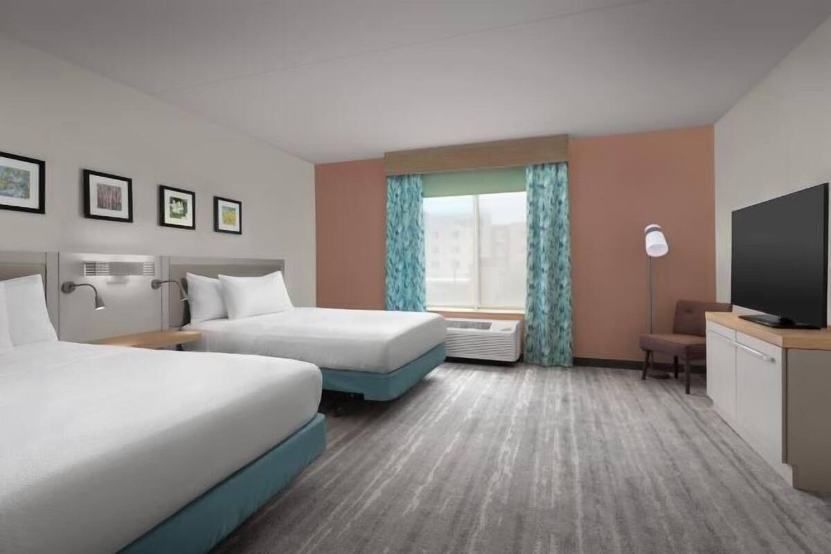 Roupas de cama premium, cofres nos quartos, escrivaninha