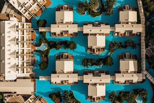 Lake Suite Pool Access | Exterior