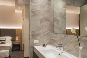 Quarto casal ou duplo | Banheiro | Produtos de toalete grátis, secador de cabelo, bidê, toalhas de banho