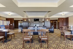 Café da manhã com buffet grátis todos os dias