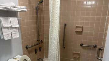 Quarto, 1 cama king-size, não fumadores, frigorífico e micro-ondas | Casa de banho | Uma combinação polibã/banheira, toalhas fornecidas