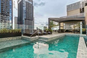 Piscina exterior, uma piscina aquecida 