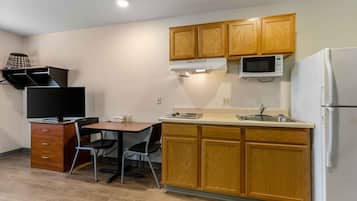 Estúdio Standard, não fumadores, frigorífico e micro-ondas | Cozinha privada | Um frigorífico/congelador grande, um micro-ondas, uma placa de cozinha