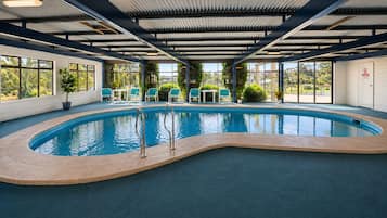 Piscina interior, uma piscina aquecida