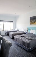 Quarto Familiar | Secretária, cortinas/cortinados opacos, ferro/tábua de engomar 