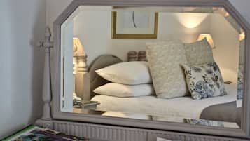 Quarto casal clássico de uso individual | Roupas de cama premium, cofres nos quartos, individualmente decorados