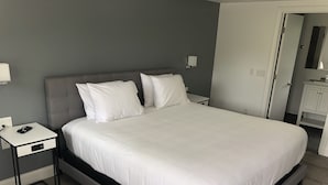Quarto standard, 1 cama King, para não fumantes | Ferros/tábuas de passar roupa, Wi-Fi de cortesia, despertadores