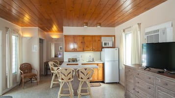 Quarto clássico, 2 camas de casal | Cozinha americana privada | Geladeira grande, micro-ondas, cafeteira/chaleira