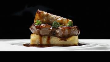 Prato com carne e brócolis sobre um prato branco.