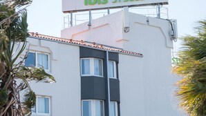 Um edifício com uma placa que diz 'ibis Styles' no topo.