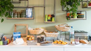 Disposição de buffet com diversos alimentos, cestas e utensílios.