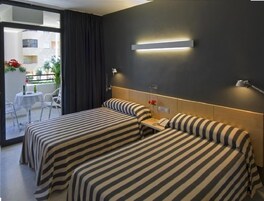 Minibar, cofre no quarto, secretária, ferro/tábua de engomar 