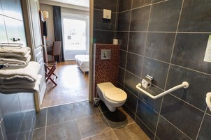 Quarto Standard, 1 cama de casal | Casa de banho | Um polibã, artigos de higiene ecológicos, toalhas fornecidas 