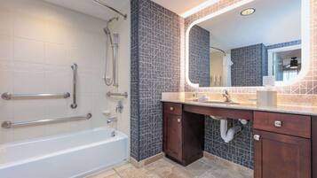 Suíte, acessível, para não fumantes | Banheiro | Produtos de toalete de grife, secador de cabelo, toalhas de banho