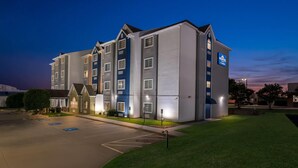 Hotel de vários andares com design moderno, incluindo estacionamento com vagas para deficientes.
