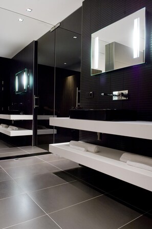 Quarto Duplo Standard | Casa de banho | Um chuveiro fixo, artigos de higiene pessoal grátis