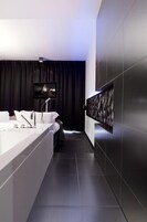 Quarto Duplo Deluxe, banheira | Minibar, cofre com capacidade para portátil, secretária 