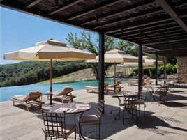 2 piscinas exteriores, da(s) 8:30 à(s) 18:30, guarda-sóis 