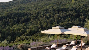 2 piscinas exteriores, da(s) 8:30 à(s) 18:30, guarda-sóis