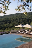 2 piscinas externas, funciona das 8h30 às 18h30, guarda-sóis