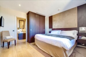 1 quarto, roupa de alta qualidade, cofre no quarto, secretária 