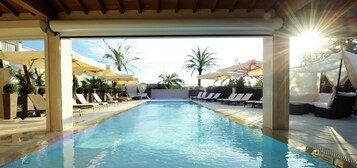 Piscina exterior sazonal, da(s) 10:00 à(s) 18:00, guarda-sóis 