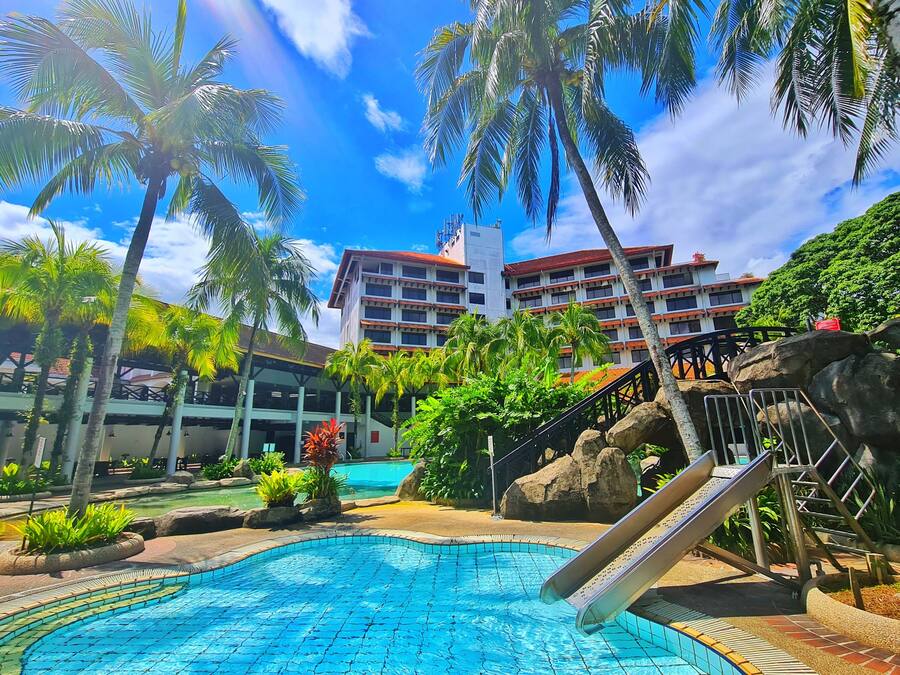 Piscina externa, espreguiçadeiras