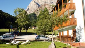 Hotel com vista para a montanha, área de estar ao ar livre e estacionamento.
