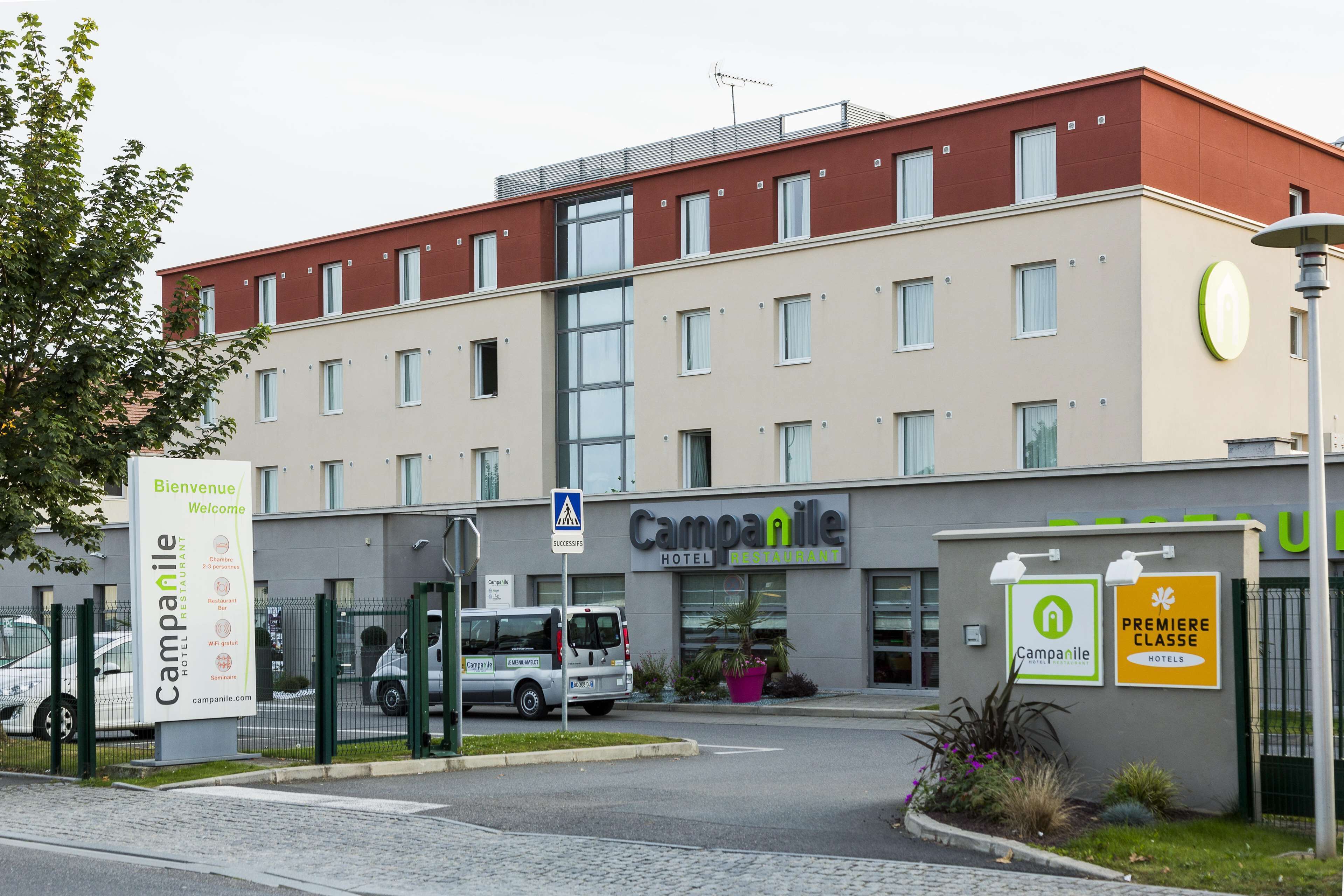 Um hotel com fachada moderna, uma placa com o nome Campanile Hotel Restaurant, e um ônibus indicando acesso por transporte público.