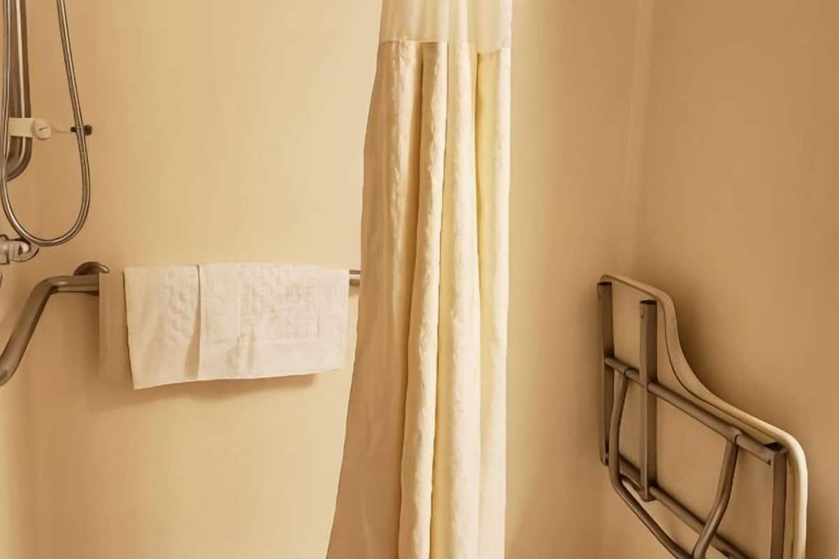 Produtos de toalete grátis, secador de cabelo, toalhas de banho