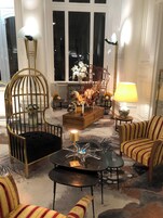 Área de estar no saguão