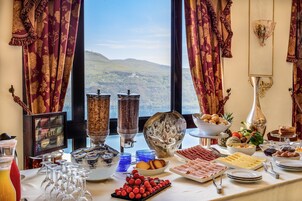 Café da manhã com buffet grátis todos os dias