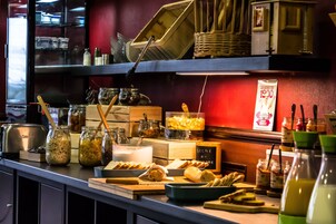 Café da manhã com buffet todos os dias mediante uma taxa