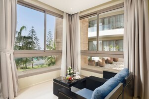 Suíte júnior, vista para o mar | Roupas de cama premium, frigobar, cofres nos quartos