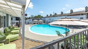 Piscina externa, funciona das 10h às 22h, barracas de cortesia