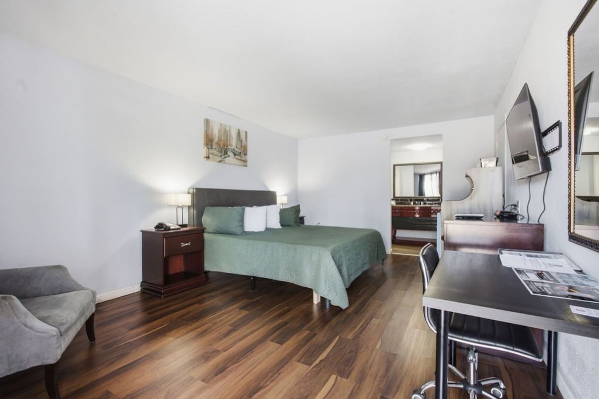 Quarto luxo, 1 cama King | Escrivaninha, espaço de trabalho para notebook, cortinas blackout