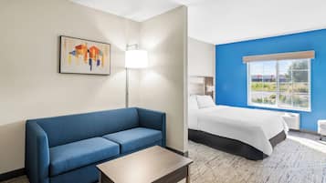 Suite, 1 cama king-size | Camas de colchão pillowtop, cofre no quarto, secretária