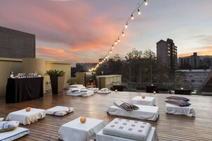 Salas para tratamentos a dois, sauna seca, banheira de hidromassagem