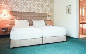 Escrivaninha, cortinas blackout, Wi-Fi de cortesia, roupa de cama