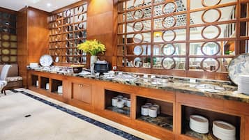 2 restaurantes, café da manhã, local e internacional